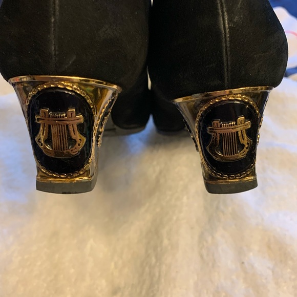 Di Sandro | Shoes | Disandro Made In Italy Womans Black Pumps With Gold ...